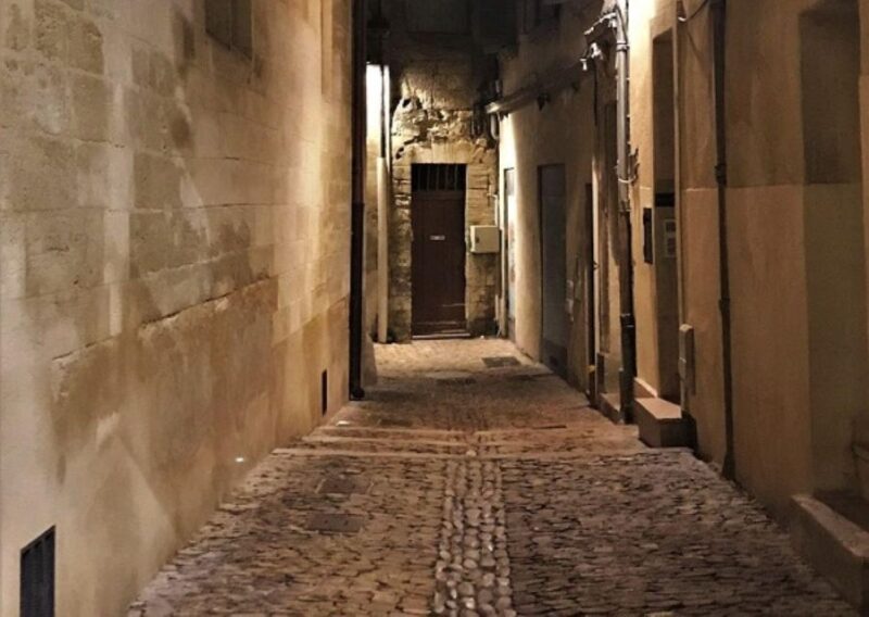 Avignon: The Night Amble Between Bourgeois and Christians - Key Points