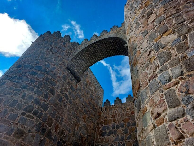 Ávila: Tour Privado Casco Histórico y Basílica San Vicente - Ávila’s Iconic Cathedral