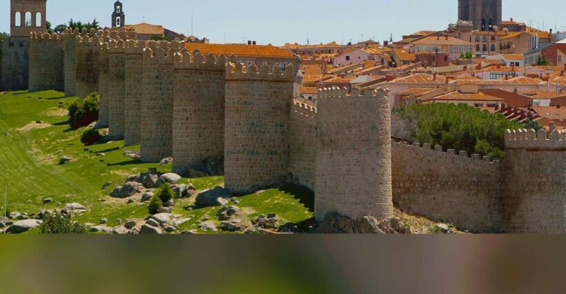 Ávila: Tour Privado Casco Histórico y Basílica San Vicente - Palatial Elegance at Polentinos Palace
