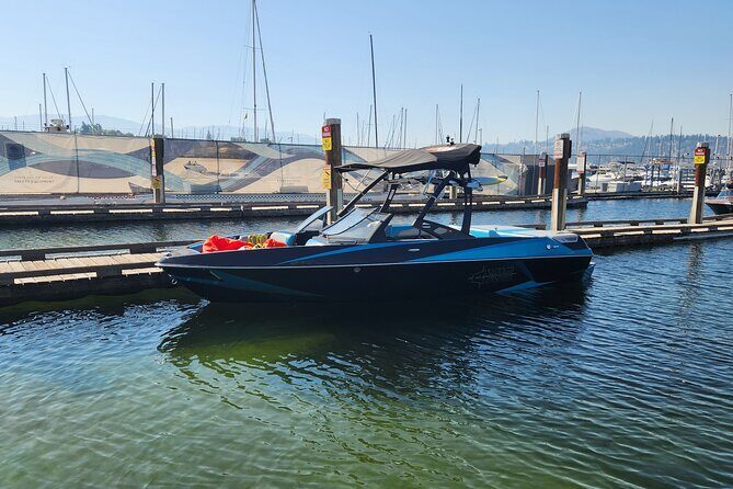 Axis T22 Wake Surfing Boat Rental - Key Points