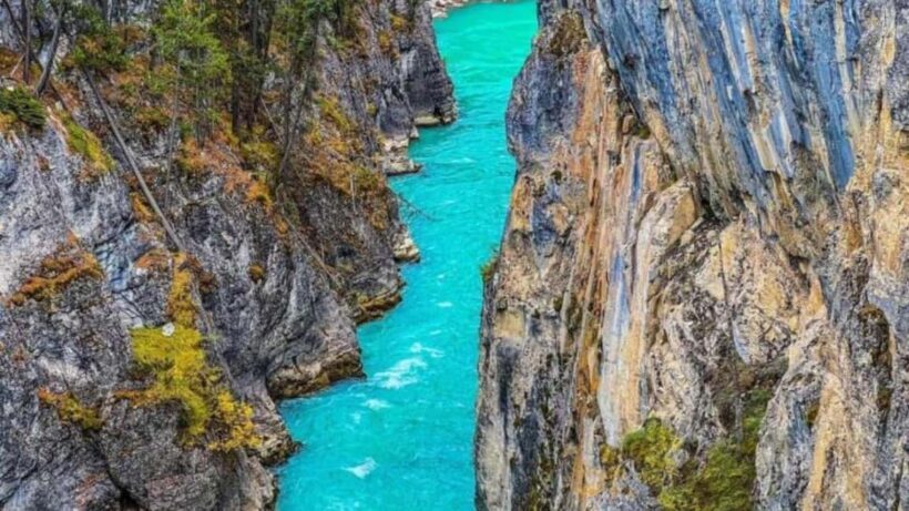 Banff. Moraine, Lake Louise ,Emerald & Johnston Canyon tour - Who Will Love This Tour?