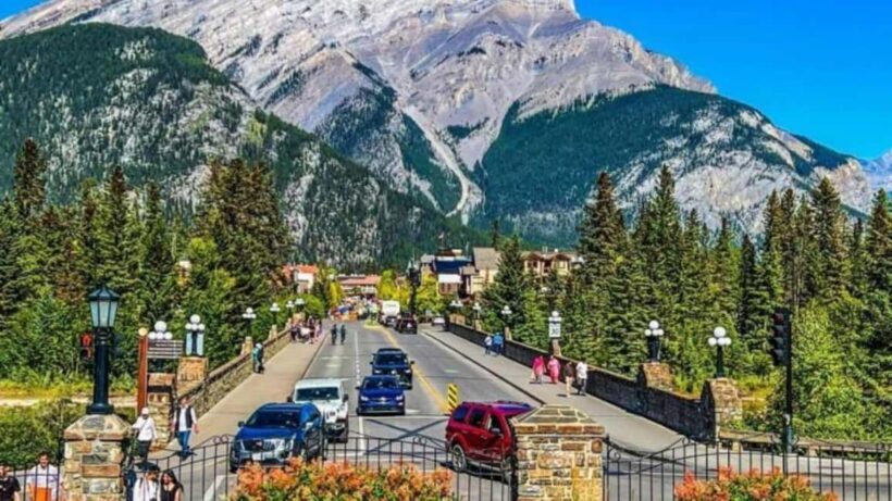 Banff. Moraine, Lake Louise ,Emerald & Johnston Canyon tour - Frequently Asked Questions