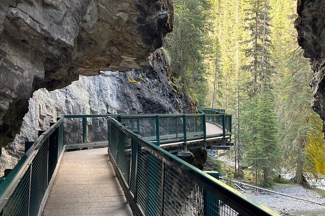 Banff National Park Tour Lake Louise and Moraine Lake by coach - Key Points