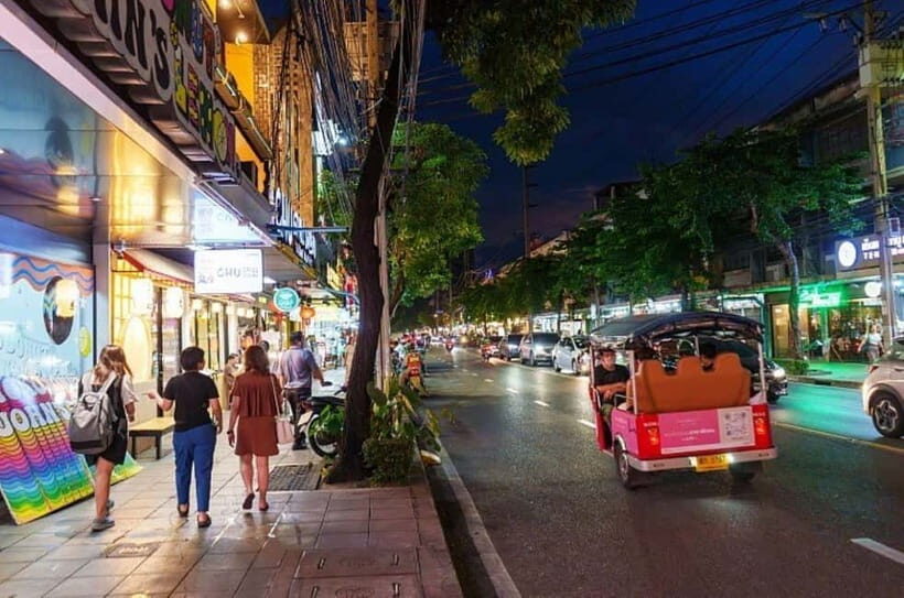 Bangkok: Banthat Thong Road Food Tour with Rooftop Drink - Key Points