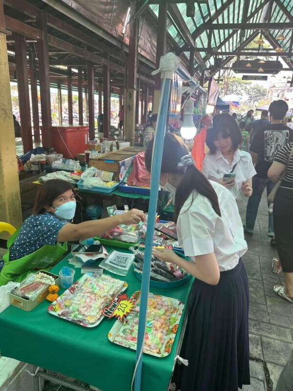 Bangkok: Bite-Sized Food Tour at Floating Market - Key Points