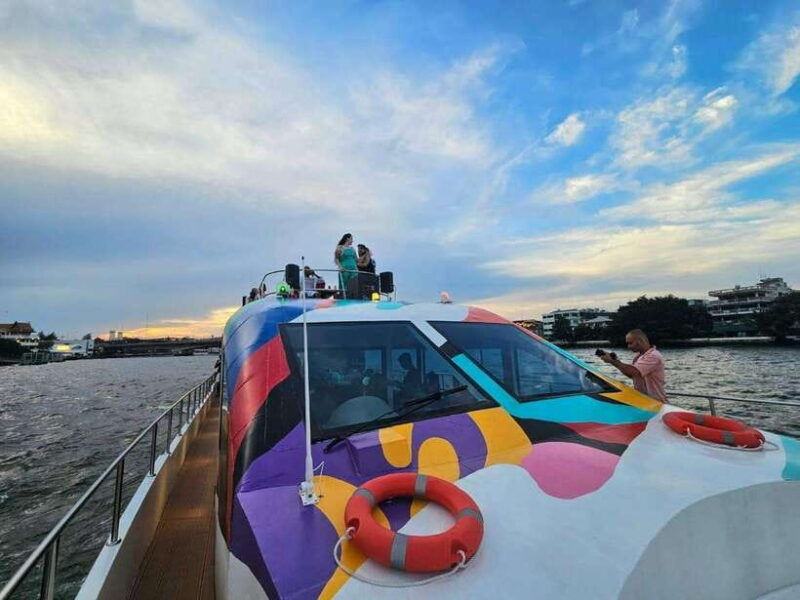 Bangkok: Chao Phraya Booze Cruise With Unlimited Drinks - The Drinks and Snack Options