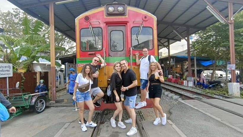 Bangkok: Maeklong Railway & Damnoen Saduak Floating Markets - Exploring the Maeklong Railway Market: A Spectacle of Speed and Skill