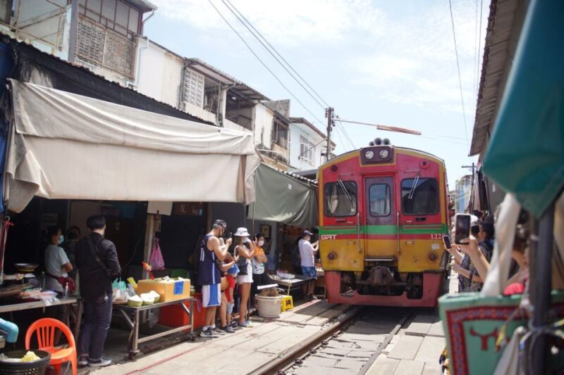 Bangkok: Maeklong Railway Market and Floating Market Tour - Exploring the Maeklong Railway Market and Floating Market Tour in Bangkok