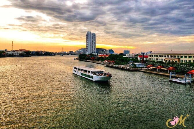 Bangkok Manohra Cruise Sunset Dining on Chao Phraya River - The Overall Experience: Balance and Authenticity