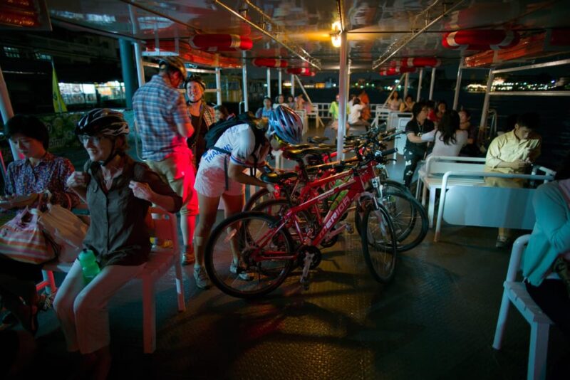 Bangkok: Night Bike Tour with Temples & Flower Market Visit - Key Points
