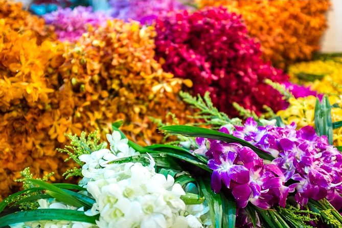 Bangkok: Night Bike Tour with Temples & Flower Market Visit - Group Size and Overall Atmosphere