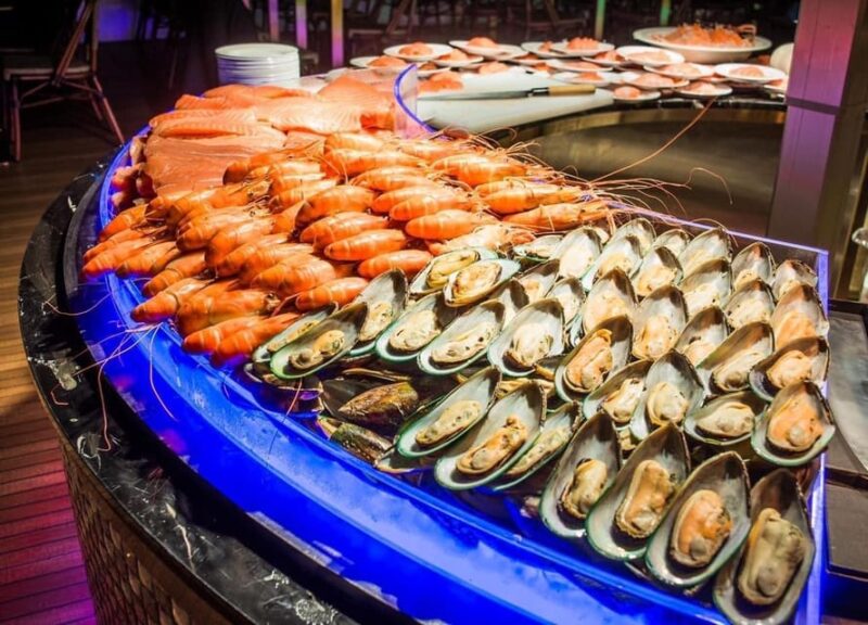 Bangkok: Royal Princess River Dinner Cruise with Live Music - Comfort, Seating, and Atmosphere