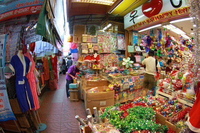 Bangkok Tour By Selfie Expert : LittleIndia, WatTraimit, WatPho - Who Will Love This Tour?