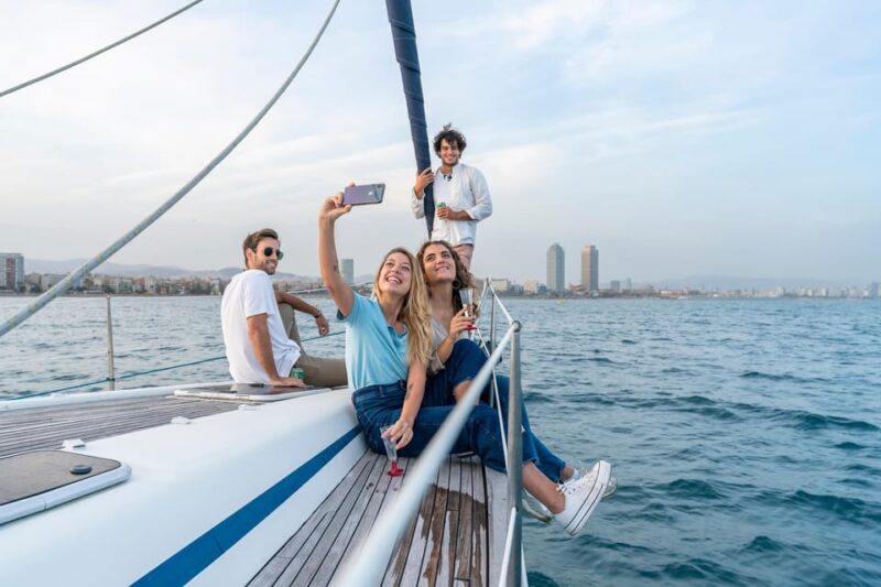 Barcelona: 1 hour sailing tour in a sailboat - Discovering Barcelona from the Water