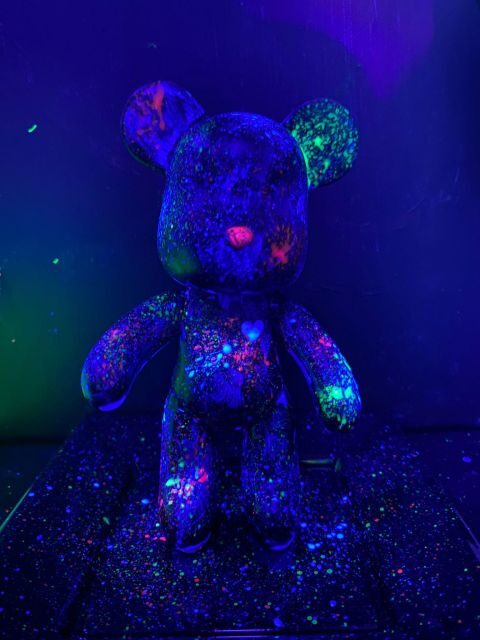 Barcelona: Bear-brick Fluorescent Painting | Wine and Art - Practical Details