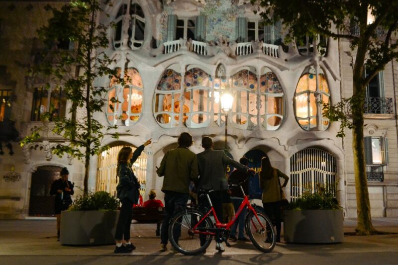 Barcelona Bike Tour by Night with Cava - A Deep Dive into the Nighttime Barcelona Bike Tour