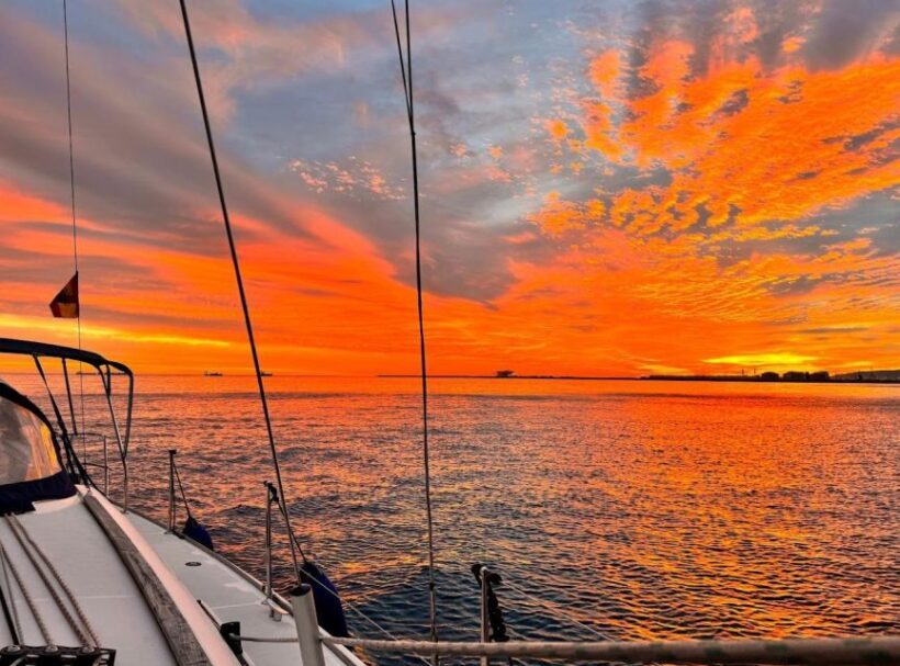 Barcelona: Boat trip with cava in amazing sailboat - Discovering Barcelona from the Water: A Sailboat Trip with Cava