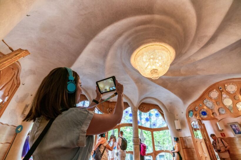 Barcelona: Casa Batlló Entry with Self-Audioguide Tour - How Crowded and Comfortable Is It?