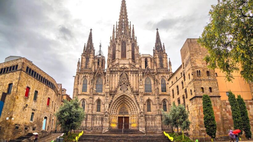 Barcelona Cathedral: Exclusive walking tour & entry tickets. - An Overview of the Tour Experience