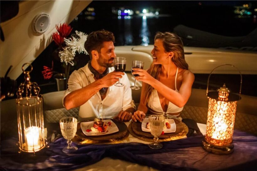 Barcelona: Cena Romántica y noche en camarote en velero - Key Points