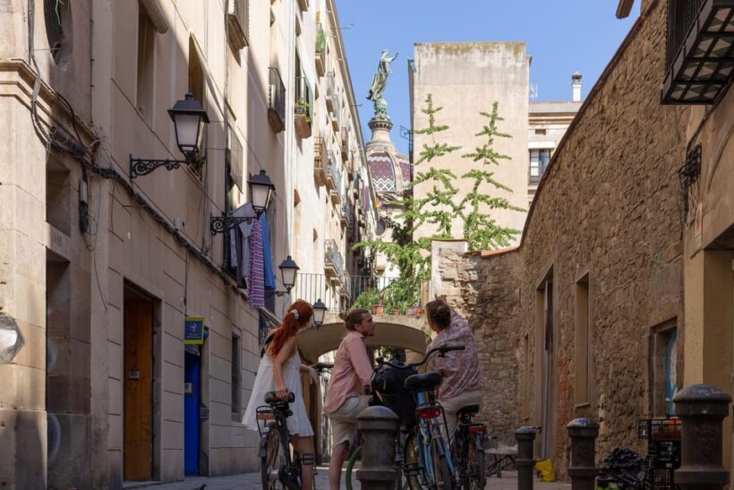 Barcelona: City Highlights Bike Tour with Locals - Transportation & Group Dynamics