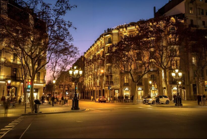Barcelona: City Highlights Evening Walking Tour - Key Points