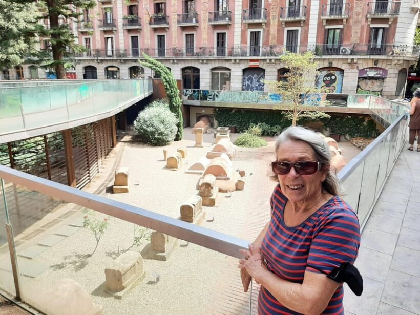 Barcelona: Curious Legends and Traditions of Old Town Tour - Key Points