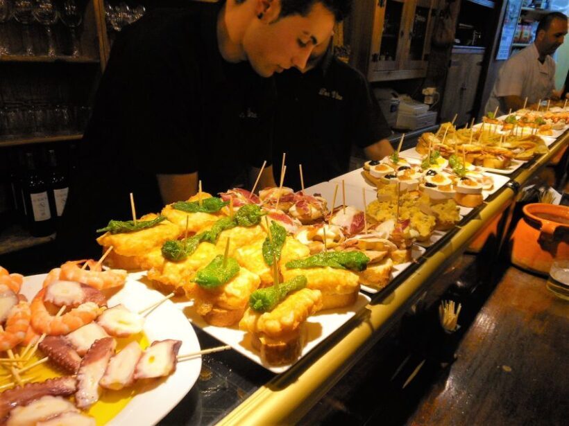 Barcelona: Evening Walking Tour in the Gaudi Area with Tapas - FAQs