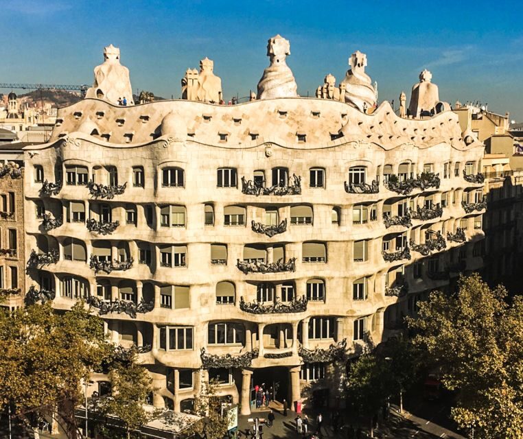 Barcelona: Gaudi Private City Tour with Sagrada Familia - The Experience in Context