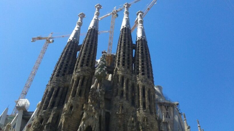 Barcelona: German City Tour from Gaudí's Perspective - Practical Details: How the Tour Works