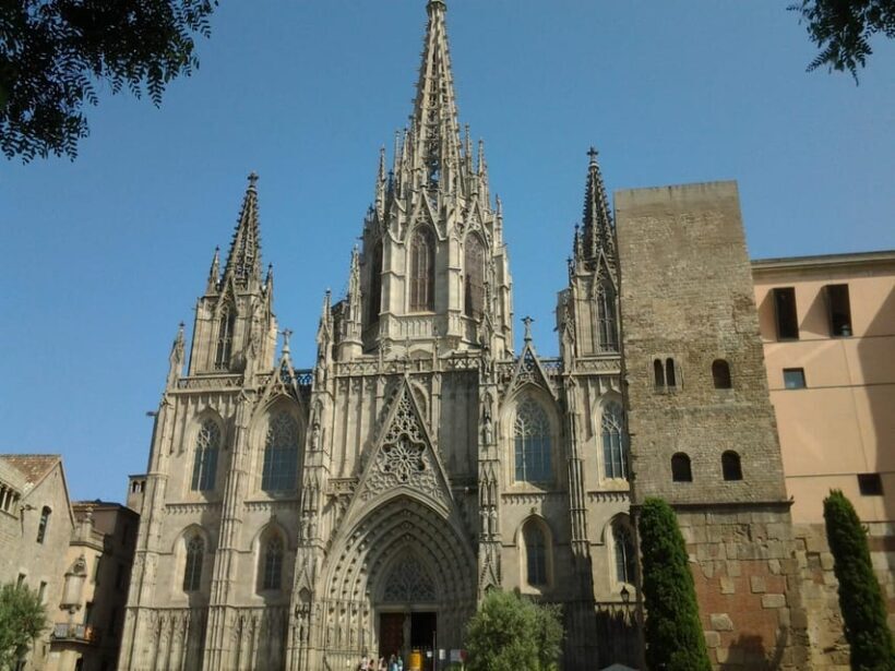 Barcelona: Gothic Quarter Legends Walking Tour with Tapas - Key Points