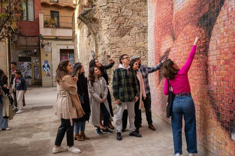 Barcelona: Guided Walking Tour of Top Sights and Hidden Gems - What Guides Do Well