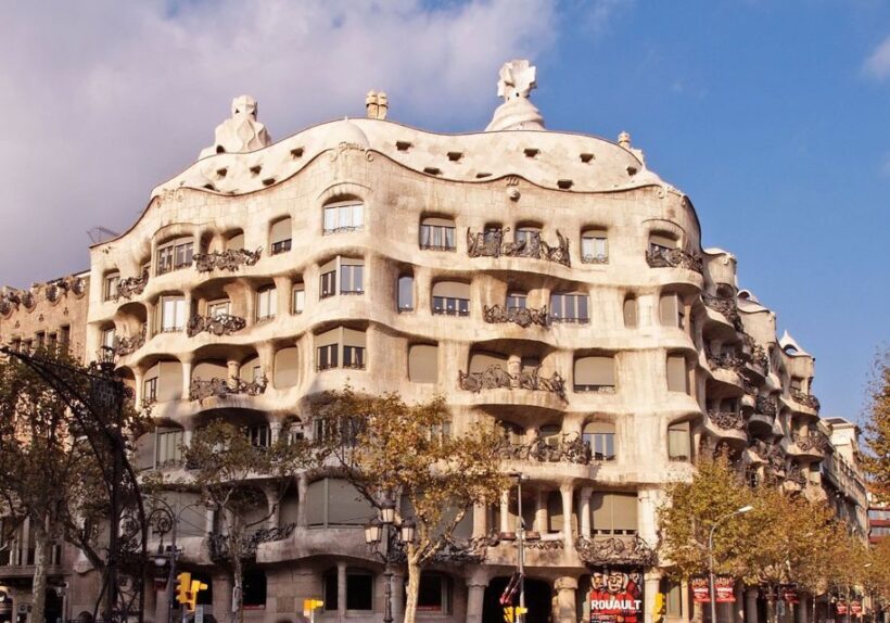 Barcelona: Helicopter Flight, Boat Ride, and Walking Tour - Transportation and Timing