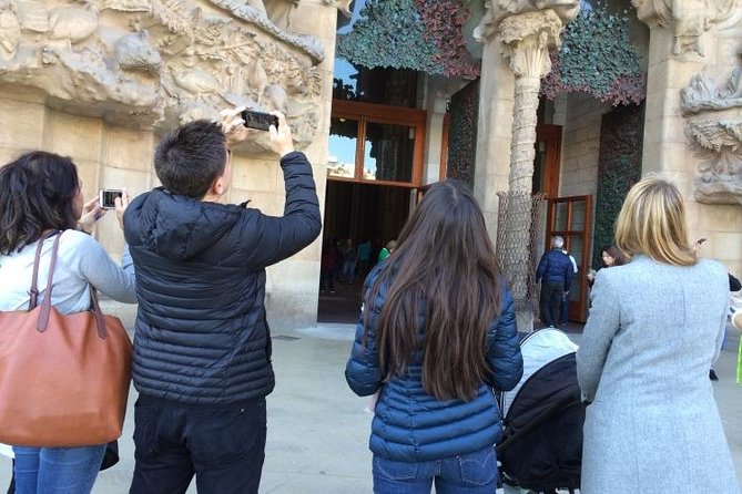 Barcelona: Highlights of Sagrada Familia Max 6 People Guided Tour - Early Entrance Beats the Crowds
