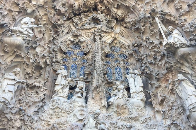 Barcelona: Highlights of Sagrada Familia Max 6 People Guided Tour - Dress Code and Cancellation Policy