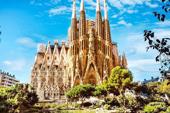 Barcelona Highlights Private Tour With Port or Hotel Transfers - Stroll Through Las Ramblas