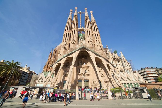 Barcelona Highlights Tour and Montserrat Monastery With Hotel Pick-Up - Inclusions and Options