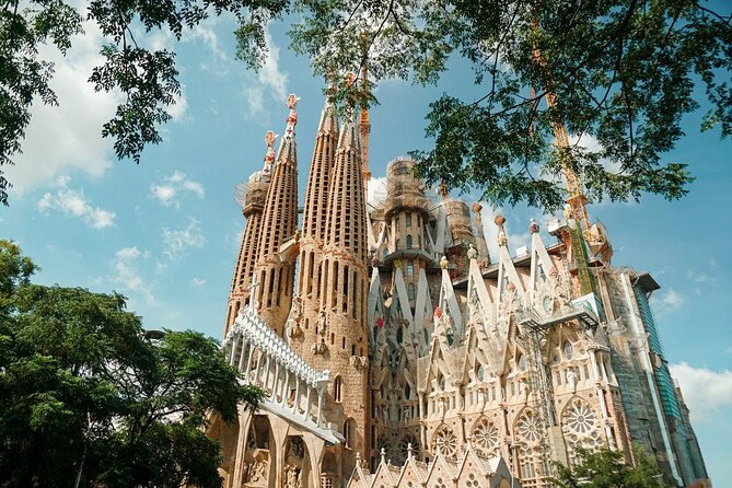 Barcelona in a Day Tour: Sagrada Familia, Park Guell and Old Town - Key Points