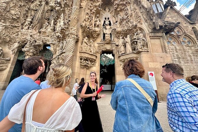 Barcelona in a Day Tour: Sagrada Familia, Park Guell and Old Town - Discovering Park Güell