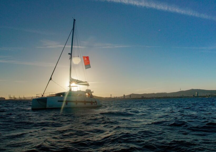 Barcelona: Lunch or Dinner on the Mediterranean Sailing Tour - Key Points