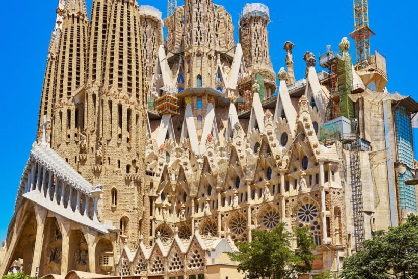 Barcelona Old Town and Top Attractions Private Car Tour - Architectural Highlights of the Eixample District
