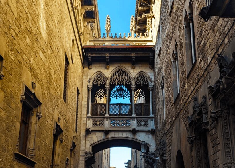 Barcelona: Old Town Private Walking Tour of Past and Present - Key Points