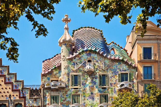Barcelona Old Town Walking Tour & Optional Casa Battlo Ticket - Inclusions