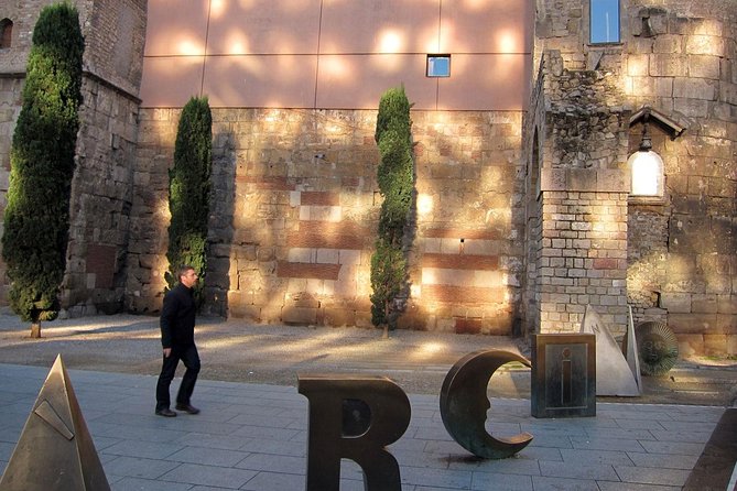 Barcelona Old Town walking tour with official guide - The Experience: What You’ll Love and What to Consider
