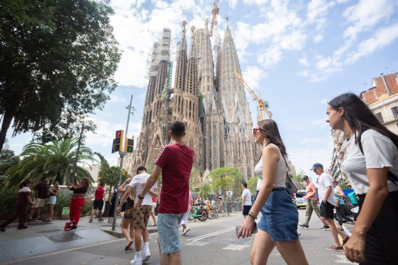 Barcelona: Park Güell & Sagrada Familia Guided Tour - Discovering Barcelona’s Gaudí Masterpieces: A Balanced Look at the Guided Tour of Sagrada Familia & Park Güell