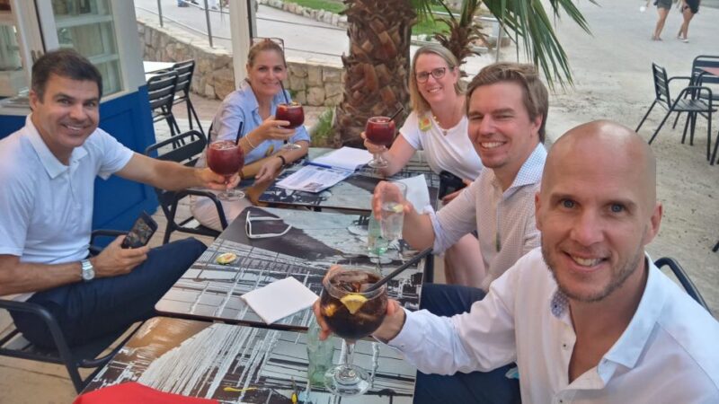 Barcelona: Private Evening Walking Tour with Tapas Dinner - Key Points