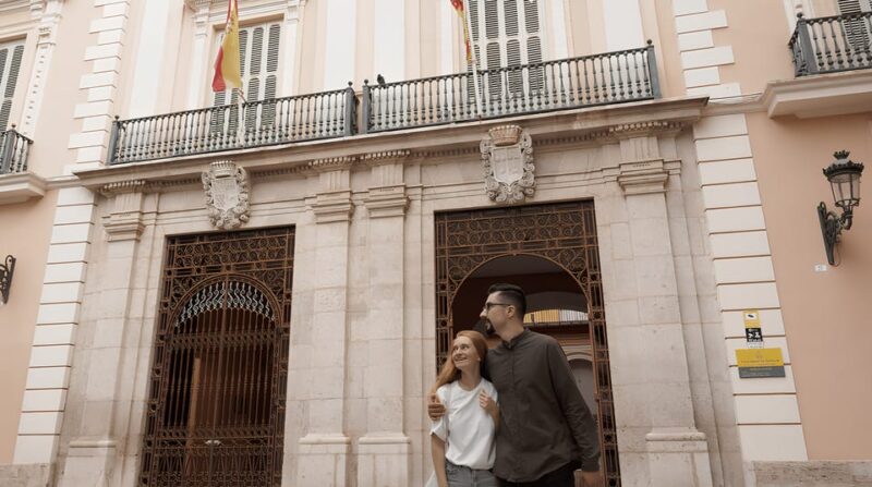 Barcelona: Private photo shooting with pro photographer - An Authentic Photo Adventure in the Heart of Barcelona