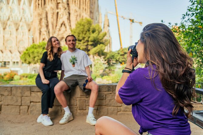 Barcelona : Private Photoshoot Outside Sagrada Familia - Meeting and Accessibility