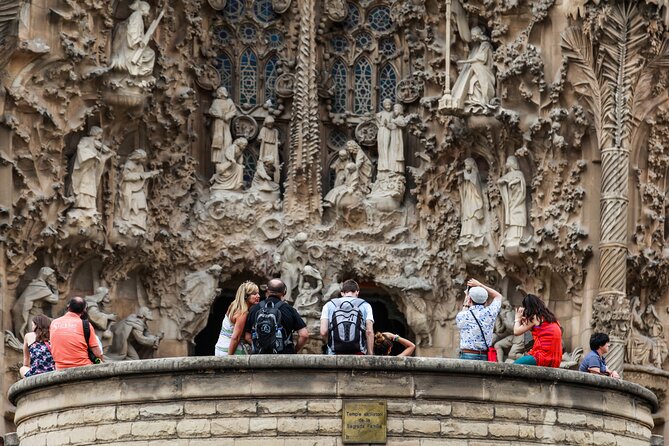 Barcelona: Sagrada Familia Guided Tour With Fast Track Access - Overview of the Sagrada Familia Tour
