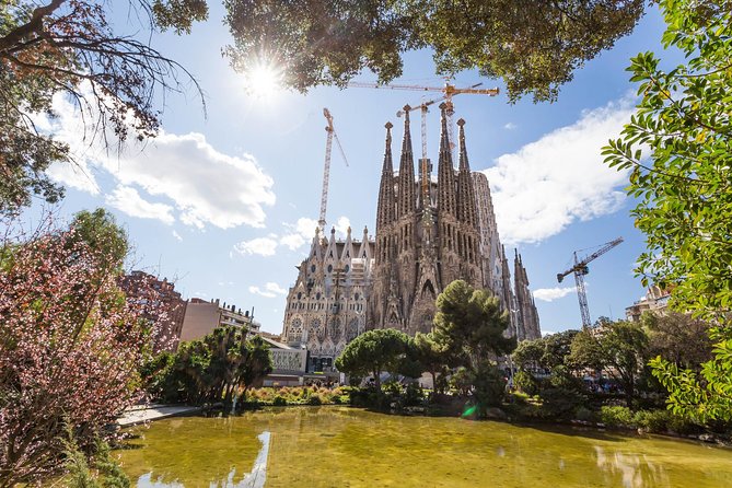 Barcelona: Sagrada Familia Guided Tour With Fast Track Access - Highlights of the Guided Tour